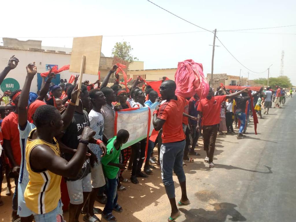 Le président accueilli avec des brassards rouges à Fanaye - Xibaaru