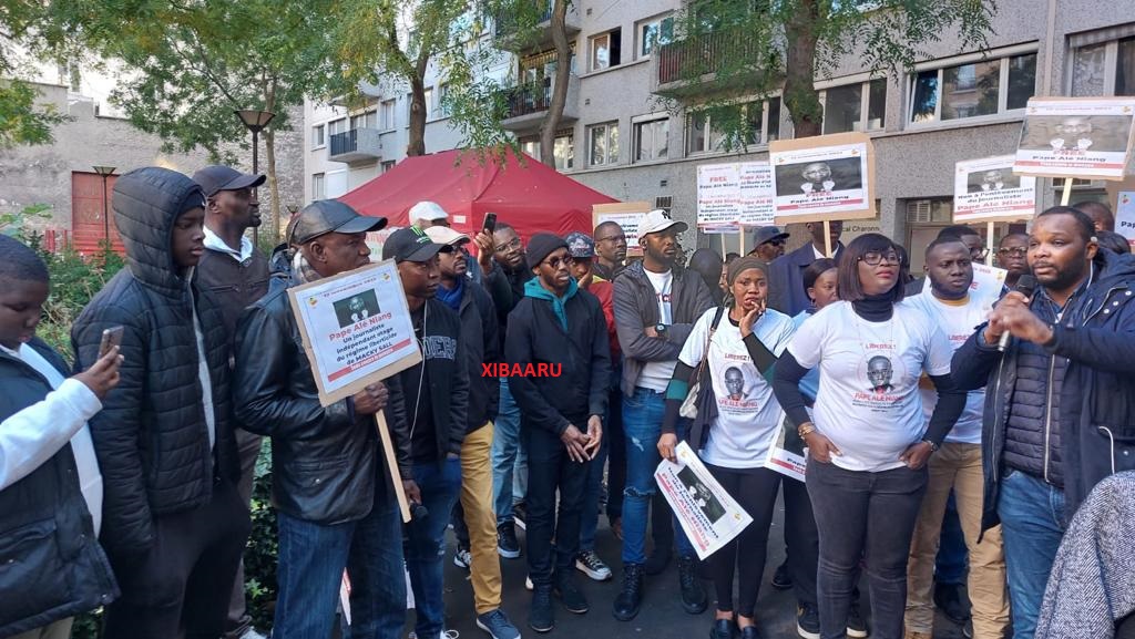 Manif à Paris pour la libération de Pape Alé Niang (images) - Xibaaru Manif à Paris pour la libération de Pape Alé Niang (images) - Xibaaru