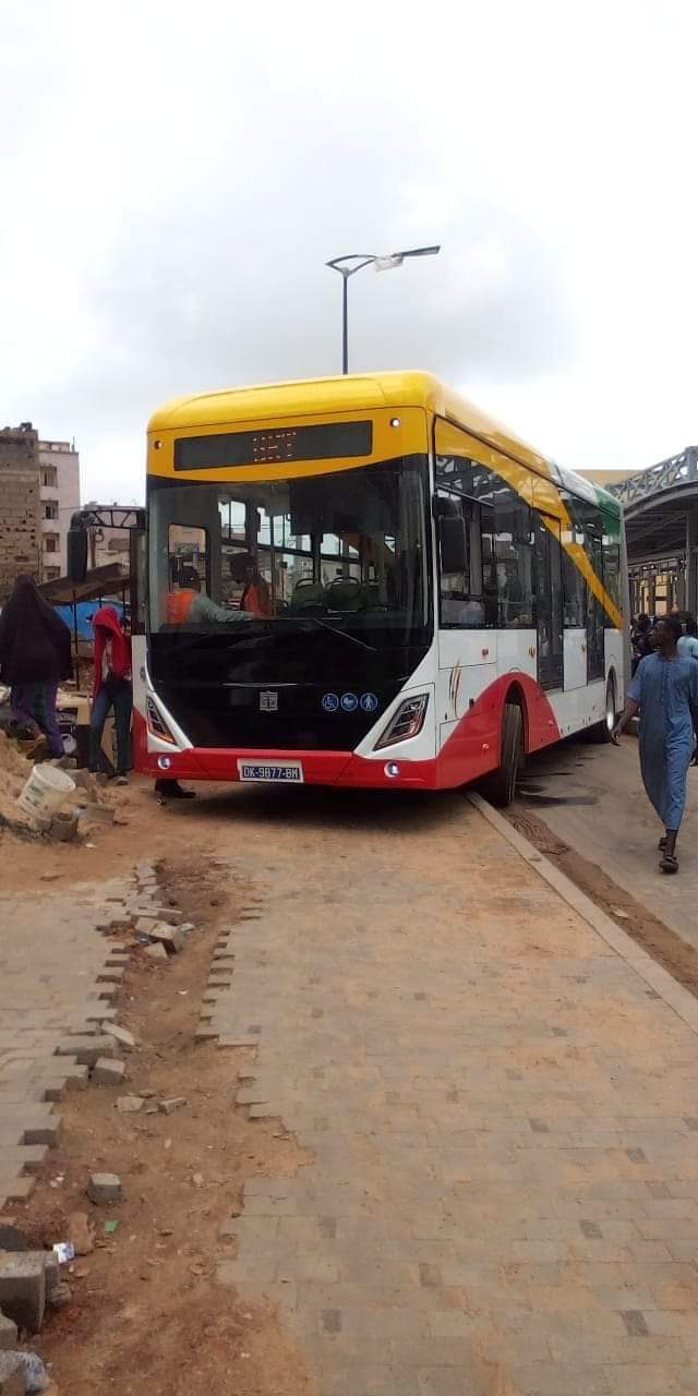 Premier incident du BRT : Un bus dérape et...(photos) - Xibaaru