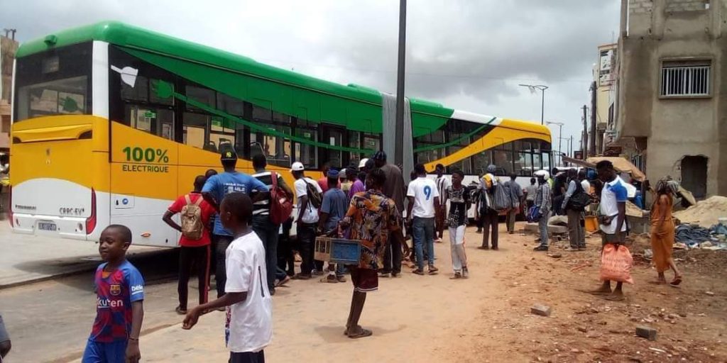 Premier incident du BRT : Un bus dérape et...(photos) - Xibaaru