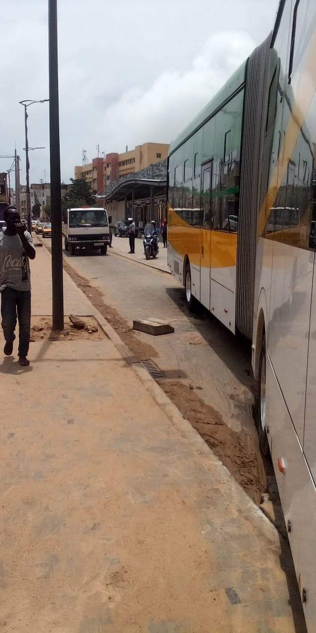 Premier incident du BRT : Un bus dérape et...(photos) - Xibaaru