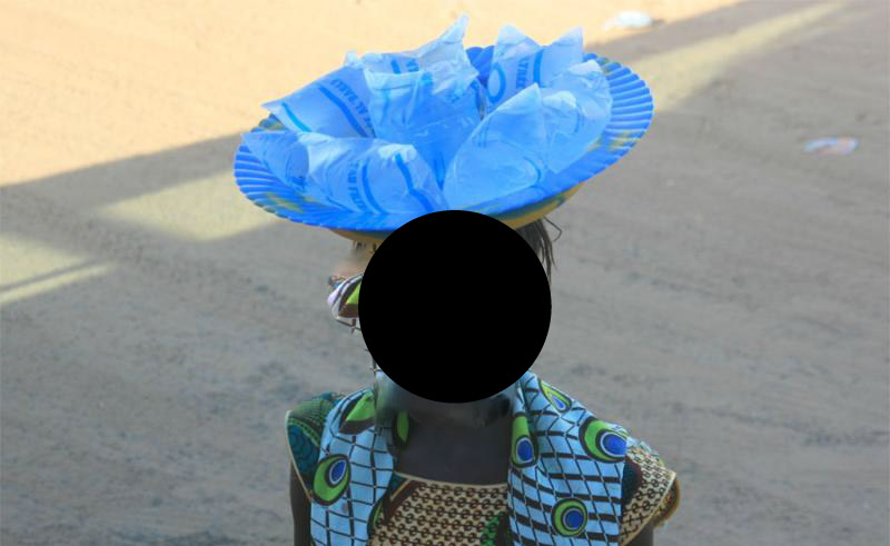 La vendeuse d'eau tabasse sa camarade pour 50F CFA...Elle atterrit en ...