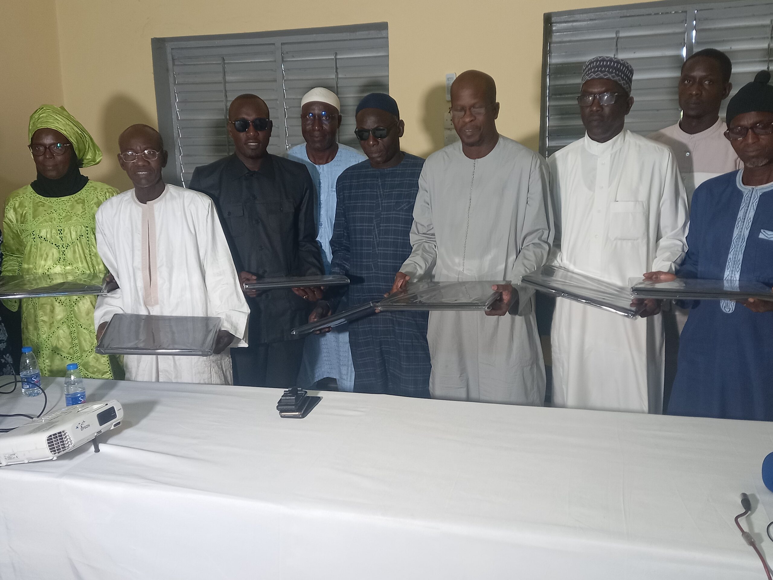 Mbacké : Mamadou Badiane offre un lot de 10 ordinateurs au Cem Gaindé Fatma - Xibaaru