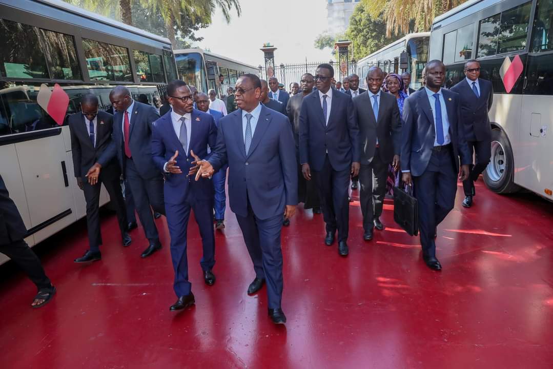 Dakar Dem Dikk : Macky Sall réceptionne 370 nouveaux bus (photos) - Xibaaru