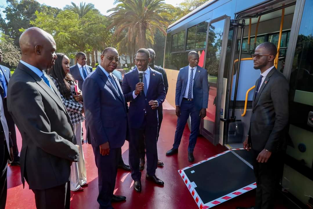 Dakar Dem Dikk : Macky Sall réceptionne 370 nouveaux bus (photos) - Xibaaru