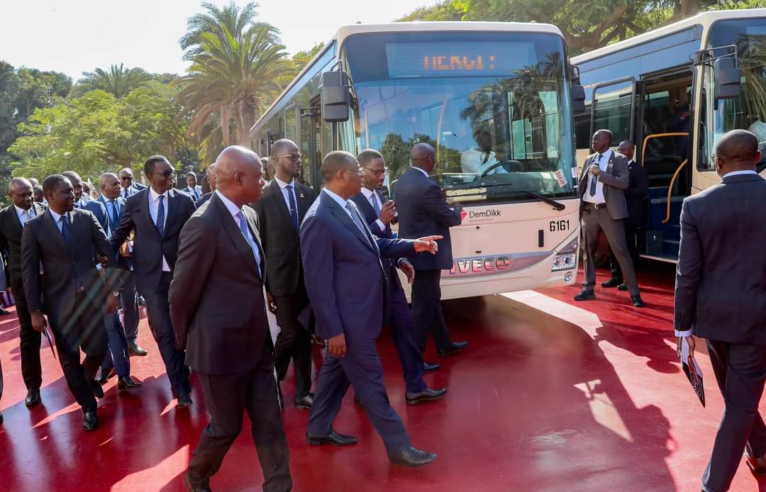 Dakar Dem Dikk : Macky Sall réceptionne 370 nouveaux bus (photos) - Xibaaru