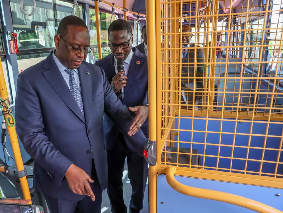 Dakar Dem Dikk : Macky Sall réceptionne 370 nouveaux bus (photos) - Xibaaru