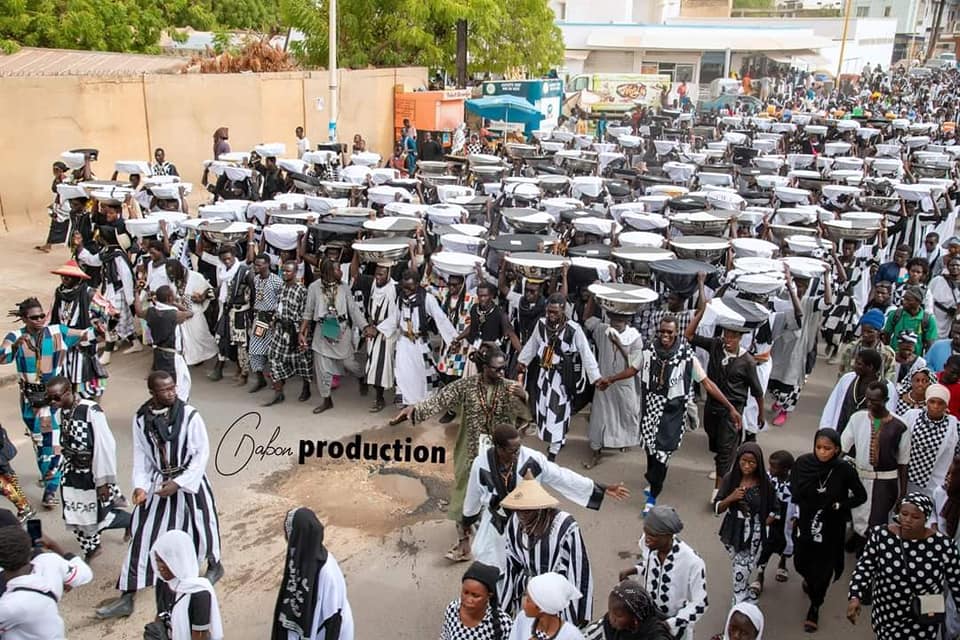 Touba : Les "ndogou" des Baye Fall, une tradition de dévotion au rythme ...